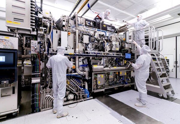 미-중 '반도체 전쟁' 韓 새우등 터질라..SK 'EUV 투입' 결정도 전에 논란