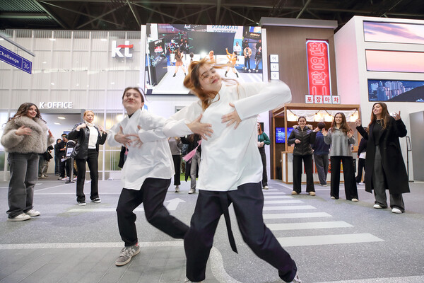 [MWC25] KT, AI·AR 활용 'K-팝 댄스 챌린지' 선봬