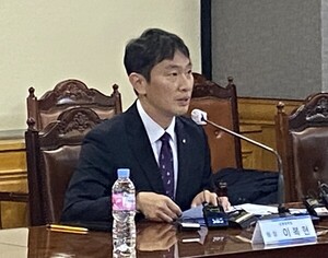 이복현 "은행지주 CEO 선임 시 참호구축 문제 없도록 해야"